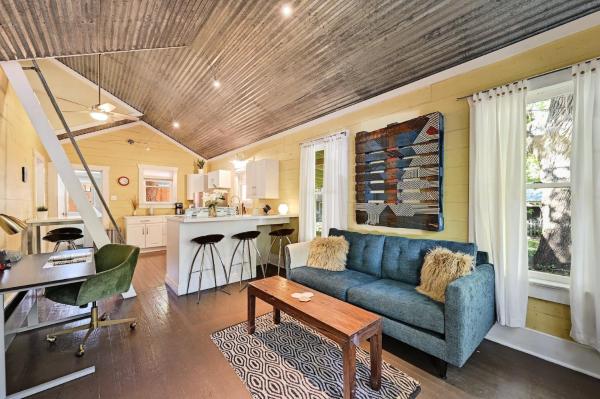 Peaceful Bungalow With Fenced Yard Near Shops And Cafes - Austin, TX