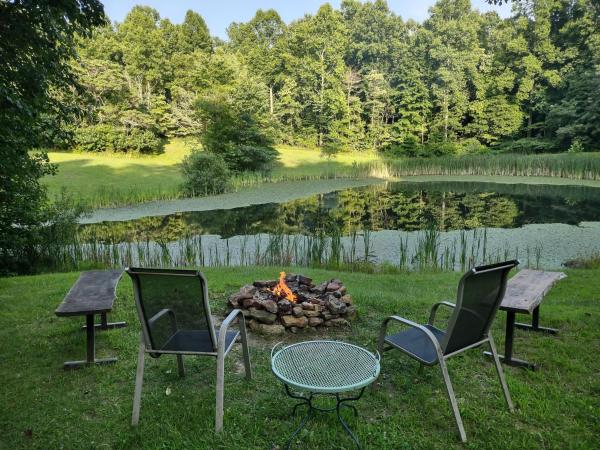 Peaceful Tiny Bungalow Water View Hot Tub - Laurelville, OH