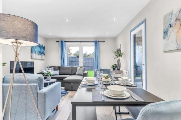 Mk 2-bedroom Contractor's Gem, 5 Beds, Sleeps 6, Free Parking - Northamptonshire