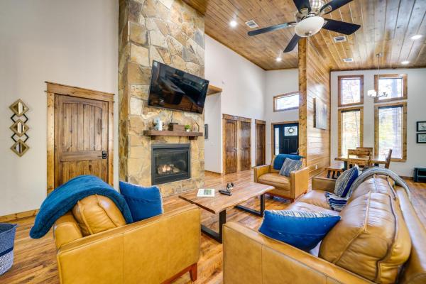 Broken Bow Family Cabin With Fireplace And Hot Tub! - Broken Bow, OK