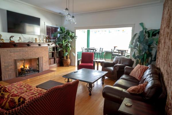 Bootlegger House Sleeps 10-20 Free Tv & Parking - Chicago, IL