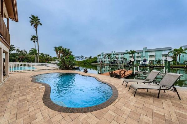 Waterfront Home With Pool And An Amazing View! Beach Minutes Away! Wake Up To Dolphins! - Clearwater, FL