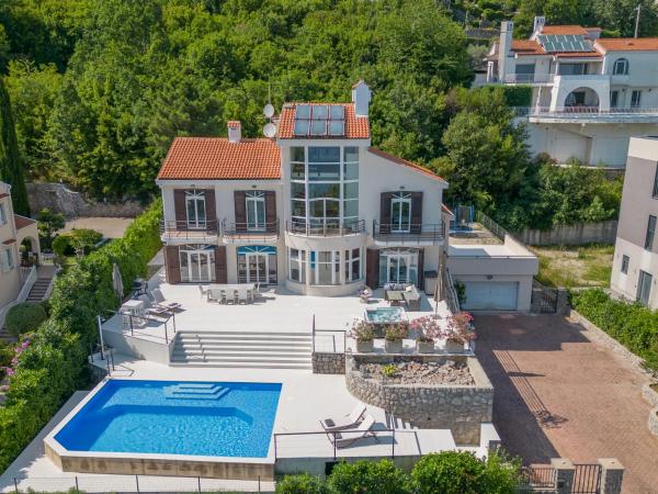 Villa Piano With Stunning View, Heated Outdoor Pool & Gaming Room - Opatija