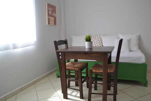 Hibiscus House In Traditional Settlement Of Parikia - Paros