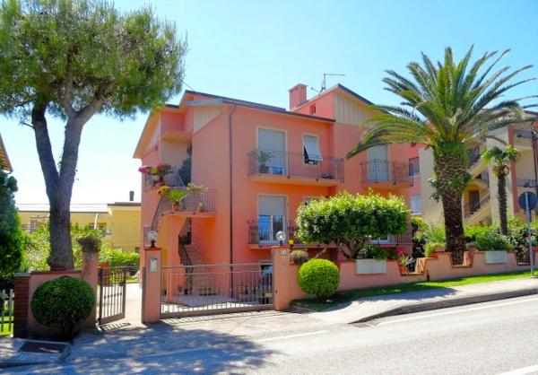 Patrizia - Vicino Al Centro, Con 3 Camere E Posto Auto - Sirolo