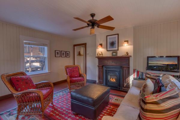 Vanni House - Classic Tahoe Style 2 Br - Sleeps 6 - Hot Tub - Near Palisades & Downtown Tahoe City - Olympic Valley, CA