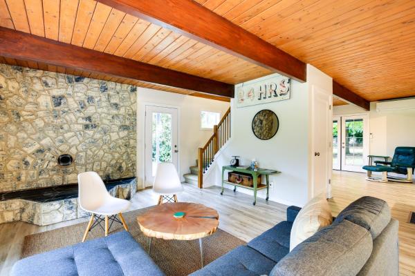 Modern Oregon Getaway With Fireplace, Yard And Deck - Sandy, OR