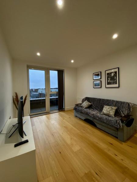 Spacious 2 Bedroom Penthouse Retreat - London Heathrow Airport (LHR)