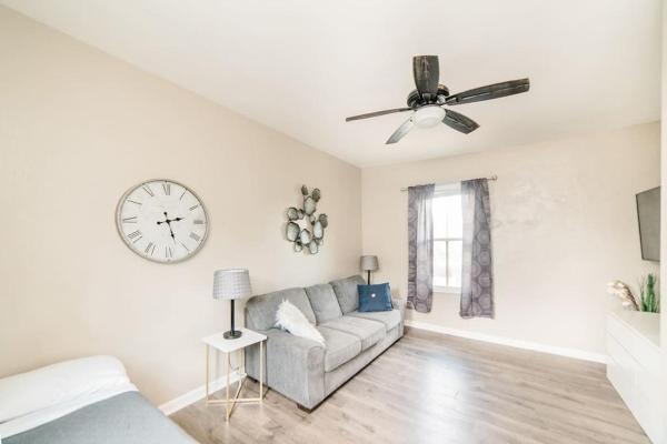 Comfortable And Walkable - Off-street Parking - Oakdale, PA
