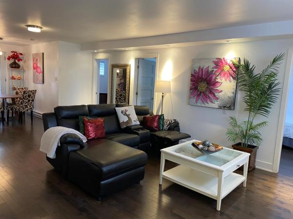 Beautiful Private Full Condo - Brossard