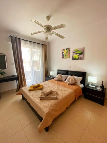 Cozy Poolside Apartment - 파포스