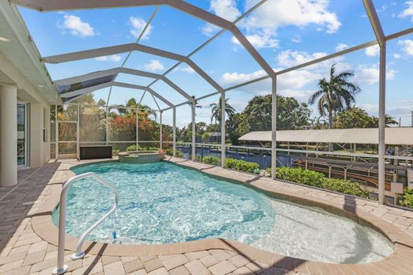 Walk To Beach! Luxury Waterfront Home Pool, Spa & Dock- Direct Gulf Access - Cape Coral, FL