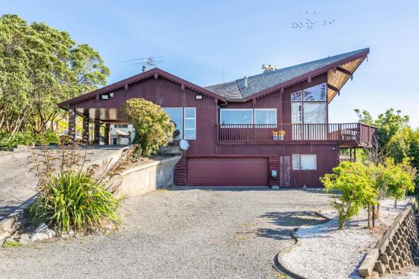 Eclectic 70s Mansion - Wellington