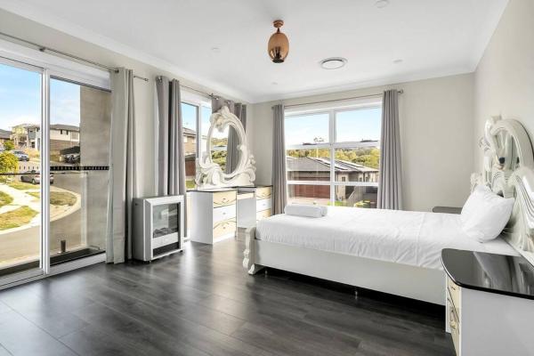 Large Family Home With Plenty Of Amenities - Camden