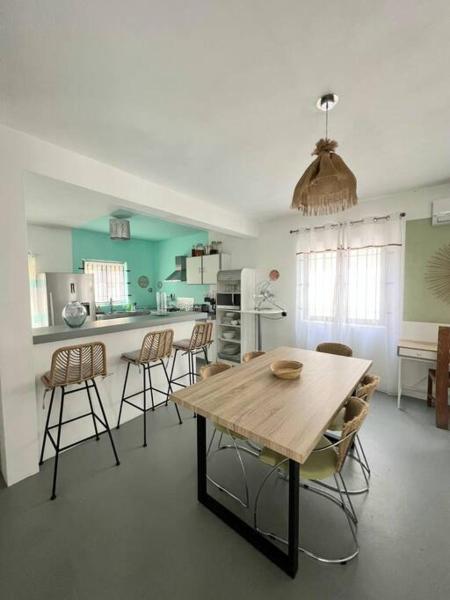 Cosy 2bd Home-only 7 Mins Walk To La Preneuse Beach & Shops - Mauritius