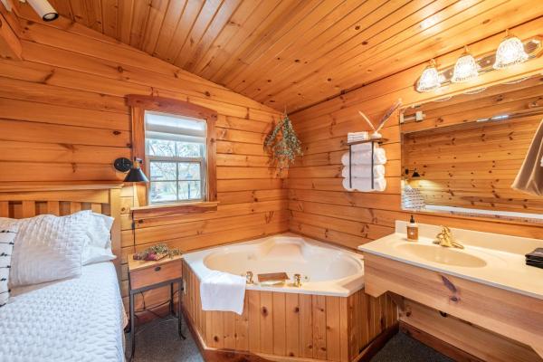 Olive Leaf Cabin - Berlin, OH