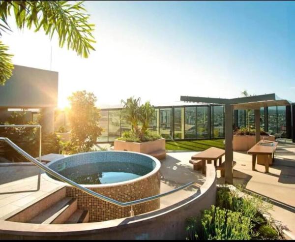 Artistic South Brisbane 2 Bedroom Apartment With Parking - Brisbane