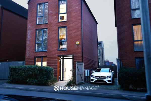 Modern Beautiful 5 Bed -Sleeps 13 - Free Parking - Croydon