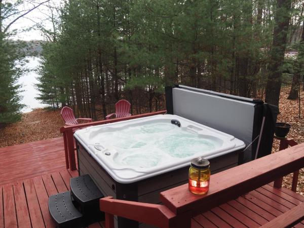 The Cub Hill Chalet - Private Lakefront With Spa! - Michigan