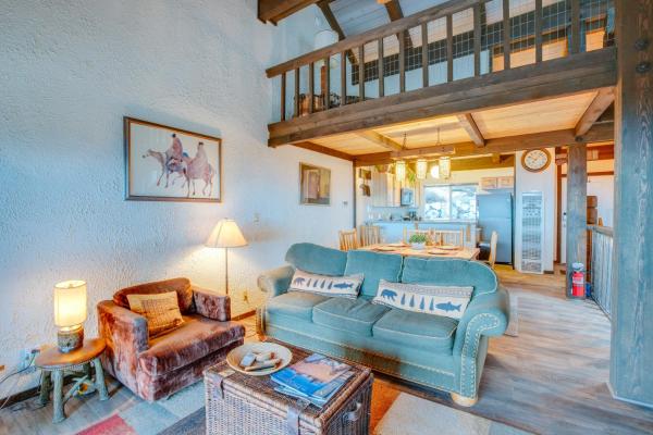 1 Mi To Stagecoach Lift! Homey Tahoe Townhome - Genoa, NV