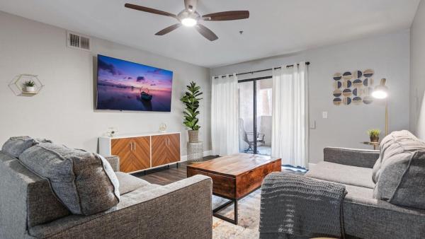 Beautiful Newly Remodeled 2-bdrm Biltmore Condo - Phoenix, AZ