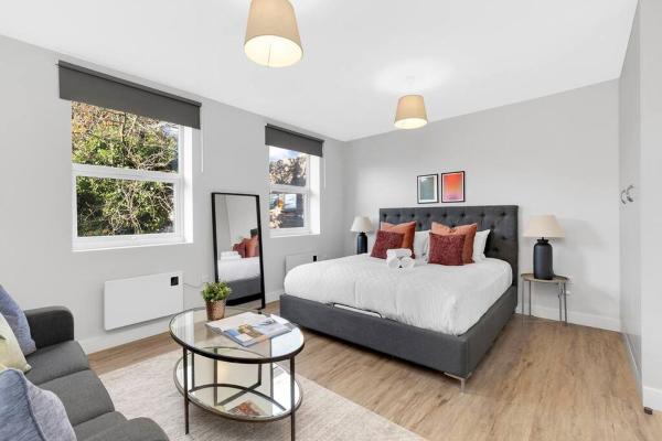 Stunning And Extremely Spacious 1bed Flat In Tooting - Surbiton
