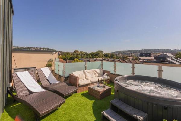 Stylish Penthouse Apartment With Hot Tub - Bath