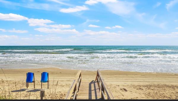 Beachfront Retreat! 3 Steps To Walkover! - Surfside Beach, TX