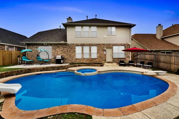 4 Br W/ Pool 10 Min To Six Flags, At&t Stadium & Glode Life Park - Arlington, TX
