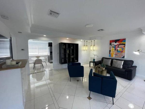 Stylish Home Close To Everything - Miramar, FL