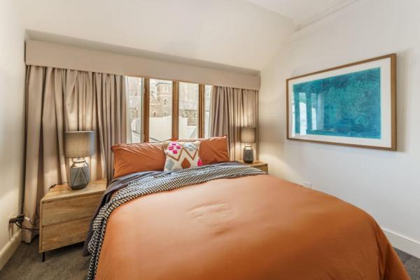 Farrah Designer Three Bedroom Carlton Residence - Kensington