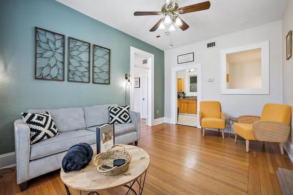 Downtown Digs~king Bed~upstairs Apartment~downtown Eustis - Mount Dora, FL