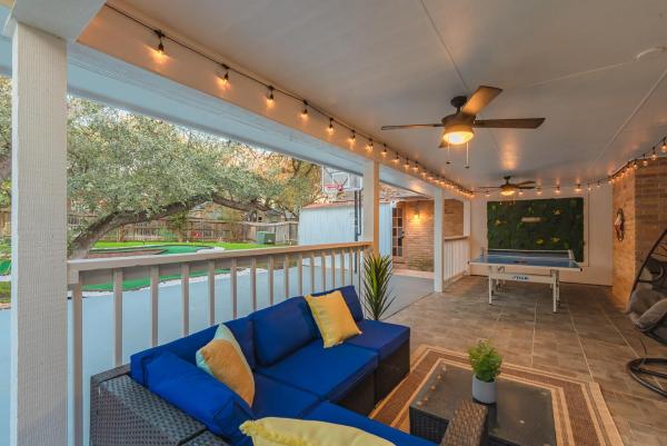 Beautiful Texas Ranch House, Game Room & Minigolf - San Antonio, TX