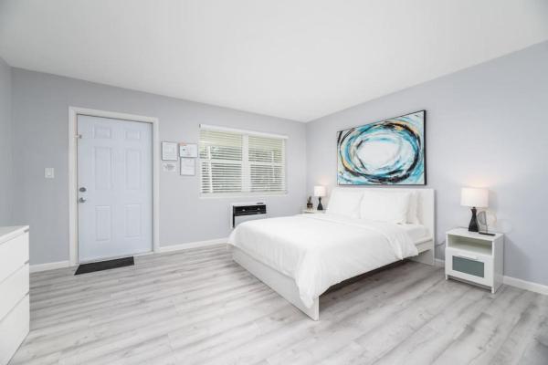 Just Off Wilton Drive Apt 2 - Wilton Manors, FL
