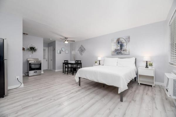 Just Off Wilton Drive Apt 3 - Sunrise, FL