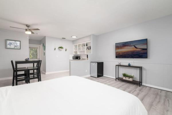 Just Off Wilton Drive Apt 4 - Tamarac, FL