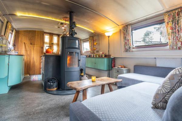 Off-grid Living On Spacious Widebeam - Bath