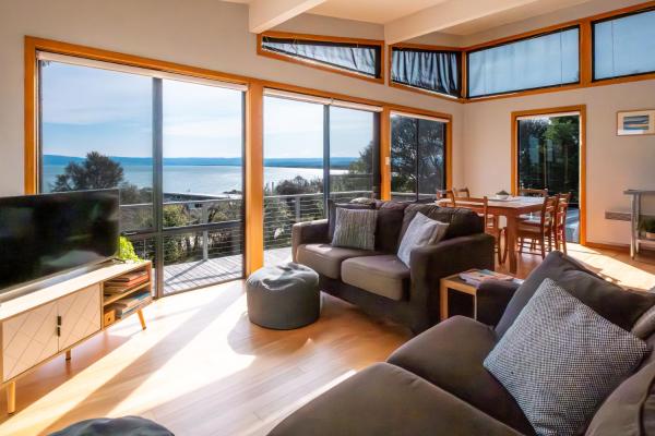 Ocean Views. 8 Minute Walk To Beach. Spa Bath. Outdoor Furniture & Sundeck. - Coles Bay