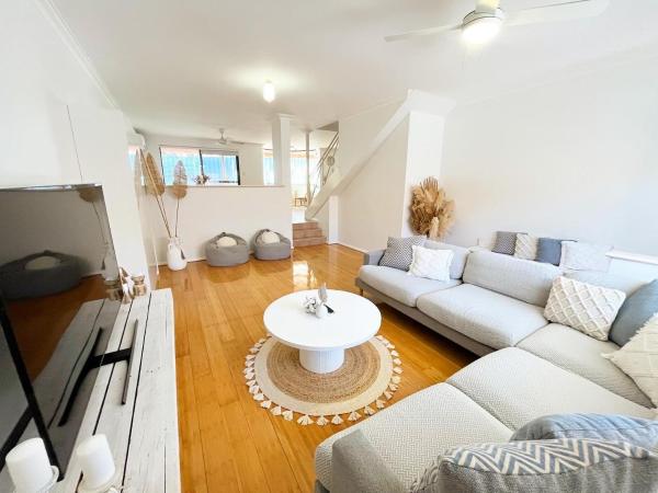 The Scarborough Beach House - Walk To The Beach! - Perth