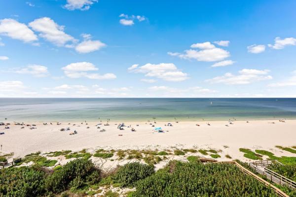 Ideally Situated Beachfront Condo With Pool And Views - 馬可島