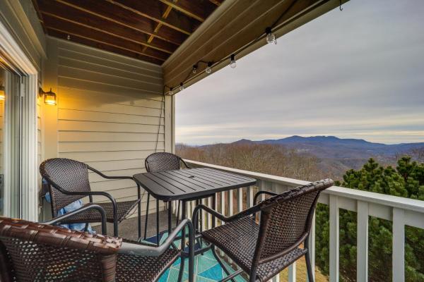 Cozy Condo W/ Balcony & Views In Beech Mountain! - Beech Mountain, NC
