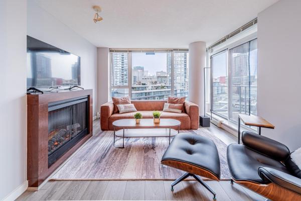 Amazing Views ! Leather Furniture ! Cozy Condo! - Vancouver