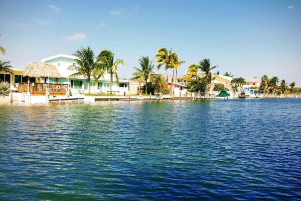 Waterfront House With 37ft Dock & Cabana Club - Key Colony Beach, FL