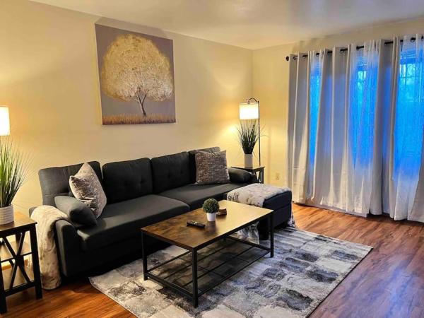 Beautiful 2br Apartment. Black-out Curtains - Peoria, IL