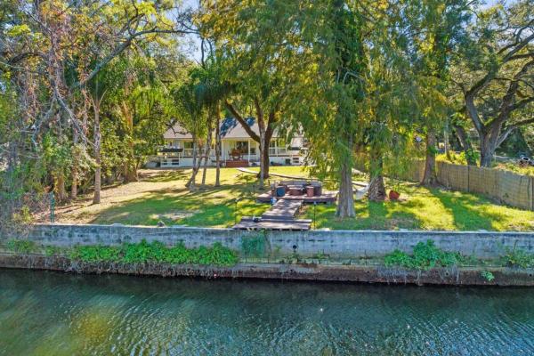 Hideout On The Hillsborough Is A Gorgeous Renovated 3br Pet Friendly Home On The Hillsborough River Located In The North End Of Seminole Heights - Tampa, FL