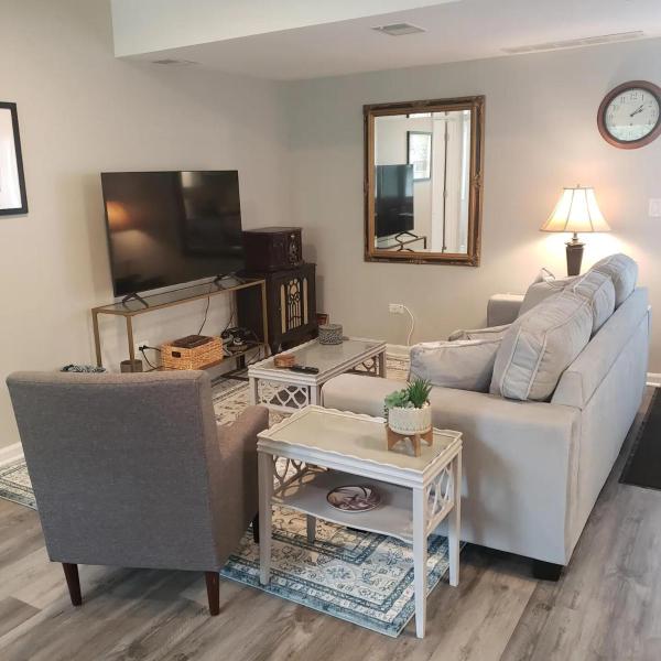 Newly Remodeled 2br 2ba Home - Close To Barrington - Crystal Lake, IL