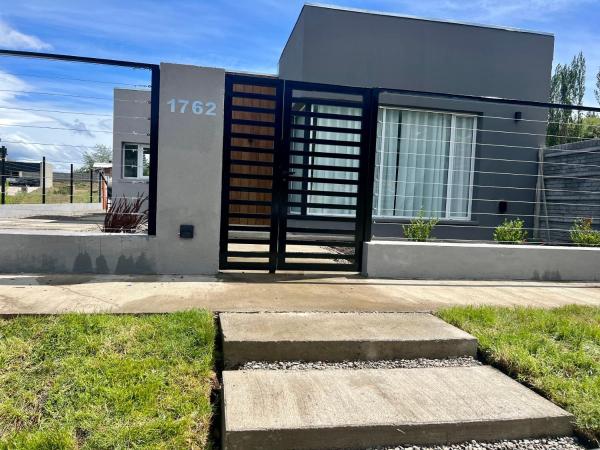 Casa Del Alto, Impecable, 3 Dormitorios, 2 Baños - Esquel