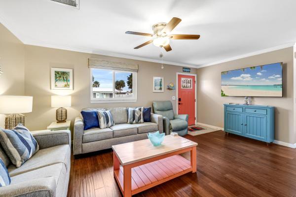 Couples Retreat, Hot Tub, 4 Mins To Beach - Englewood, FL