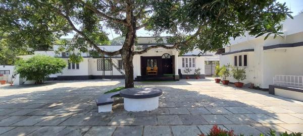 Riverside Spacious Single Story Villa In Kottayam Town With 10 Beds, Large Courtyard.& Direct Access To The River - Kottayam