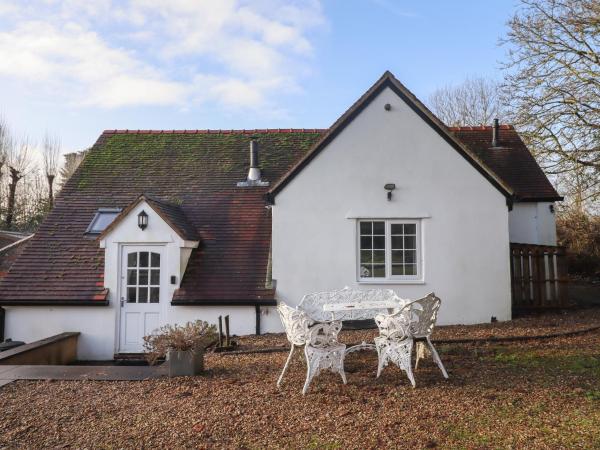 The Little White Cottage - Burford, UK